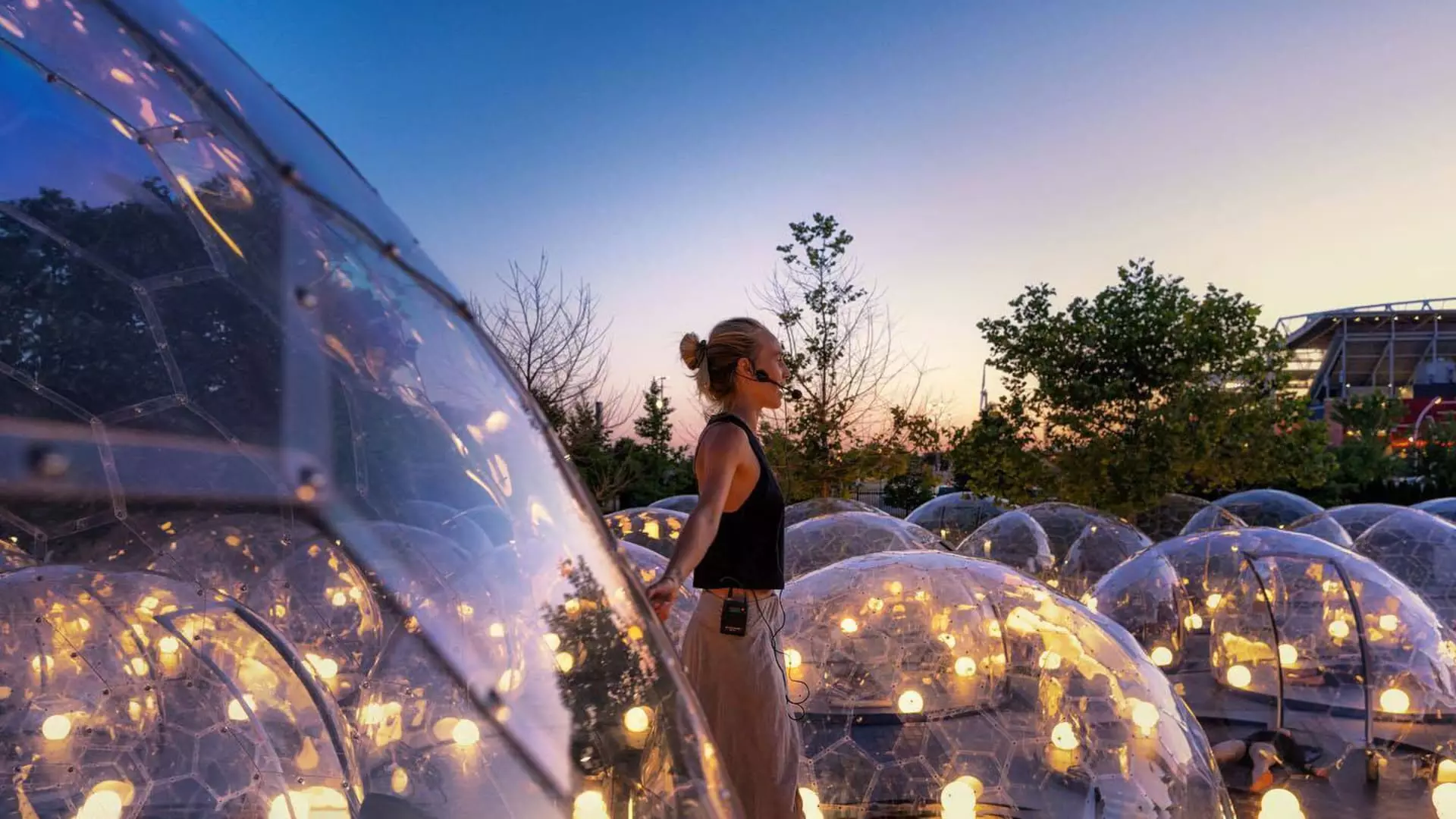 En ukes lang pop-up-arrangement i Toronto gjorde gruppeyoga- og treningstimer mulig. Sett i en urban park, 50 klare, geodesiske kupler muliggjorde sosial distansering mens klientene trente i sikkerheten til sine individuelle kamre, med instruksjoner via trådløse høyttalere.