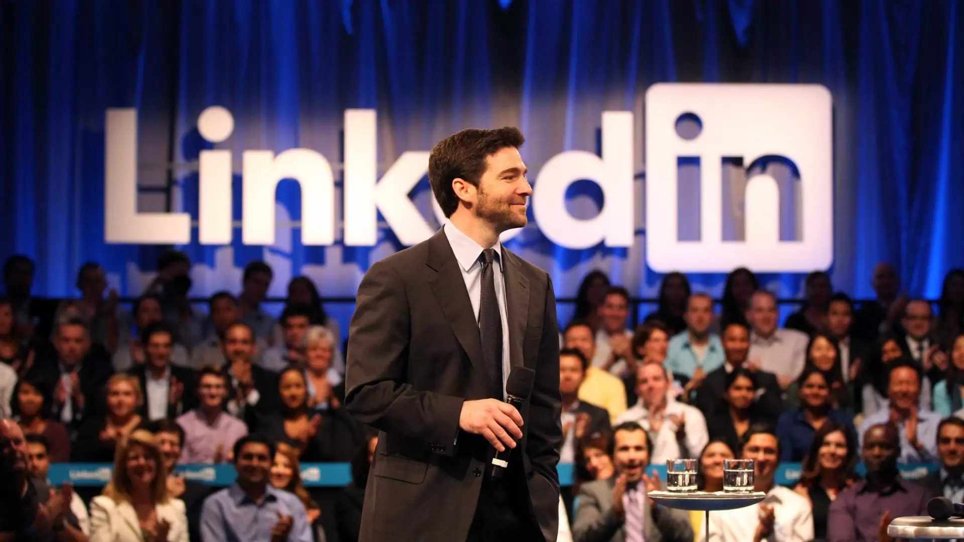 เครือข่ายของ CEO ของ LinkedIn CEO Jeff Weiner ยังคงทำข่าวต่อไปหลังจากที่ Microsoft เข้าซื้อกิจการด้วยมูลค่า 26.2 พันล้านดอลลาร์