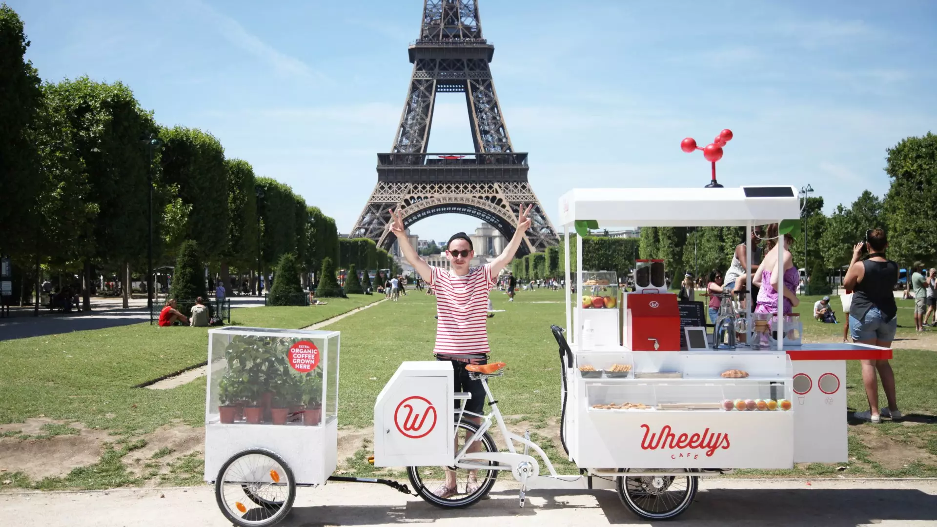 A Wheely Cafe kocsija az Eiffel-torony előtt