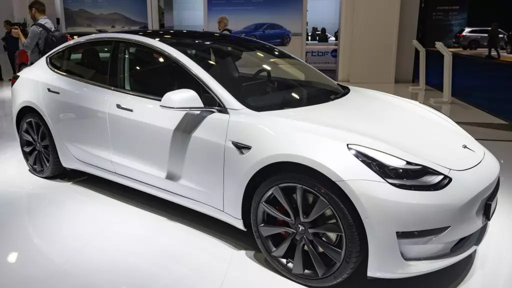 Tesla Ventilatora xwe ya Nû Ji Parçeyên Model 3 Çêkir