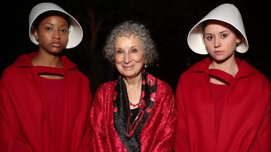 'Handmaid's Tale' Nivîskar û Kesê Lazî yê Xwe-Tenavkirî Margaret Atwood Vedibêje Çawa Ew Li Dijderketinê Dike