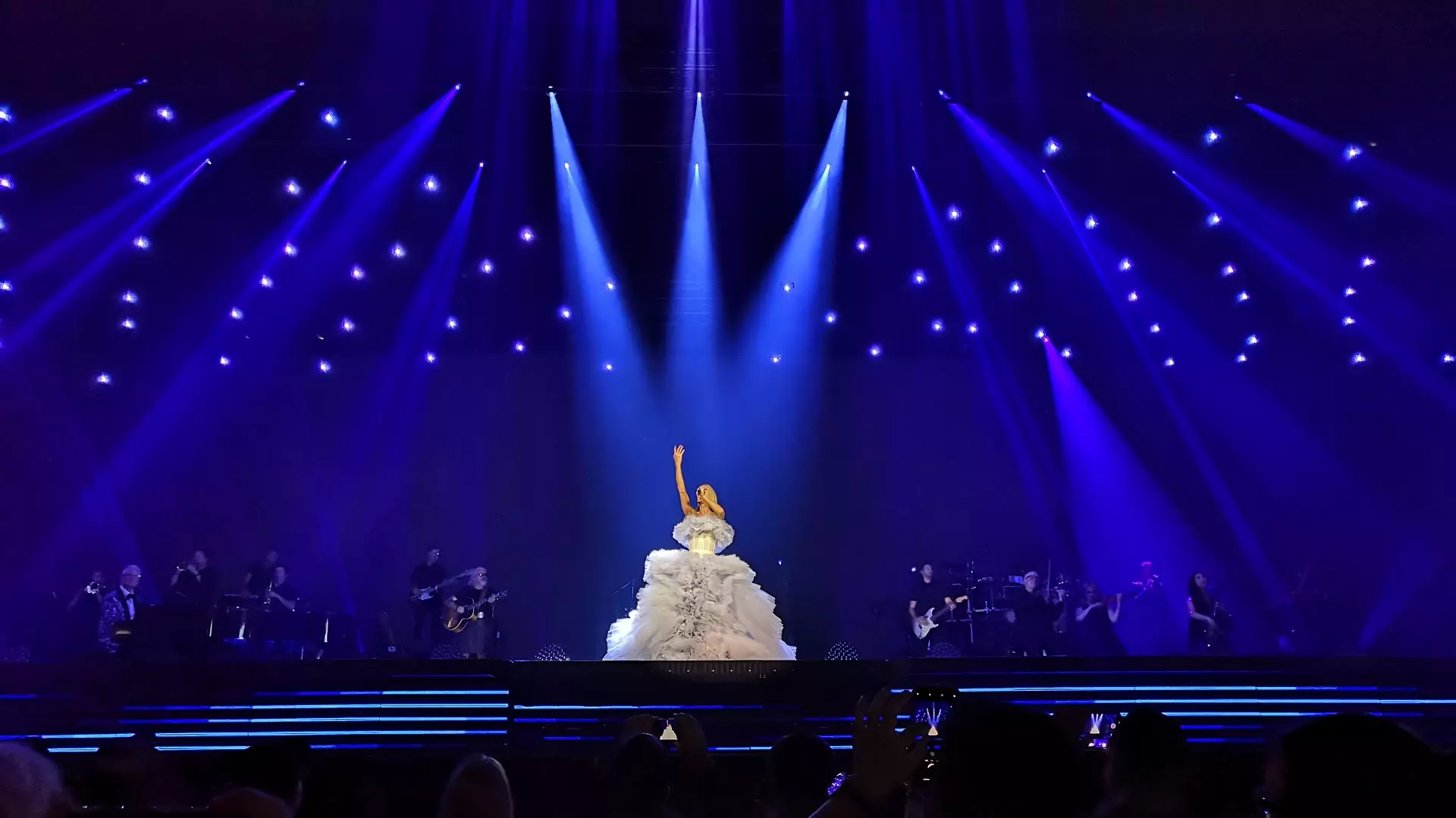 သူမရဲ့ Courage World Tour မှာ Verity ဒရုန်း ၁၀၄ စင်းပါတဲ့ Celine Dion