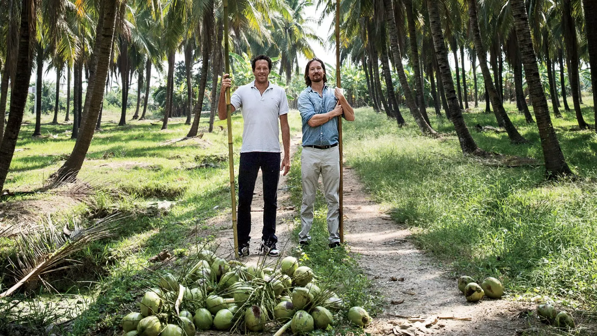 Douglas Riboud (a sinistra) e Justin Guilbert in una fattoria in Thailandia dove si coltivano noci di cocco Harmless Harvest.