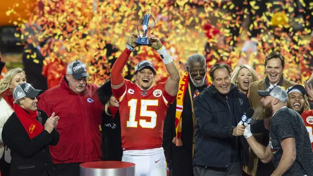 Kaŝita en la Post-Super Bowl Intervjuo de Patrick Mahomes Estis Majstra Klaso en Emocia Inteligenteco