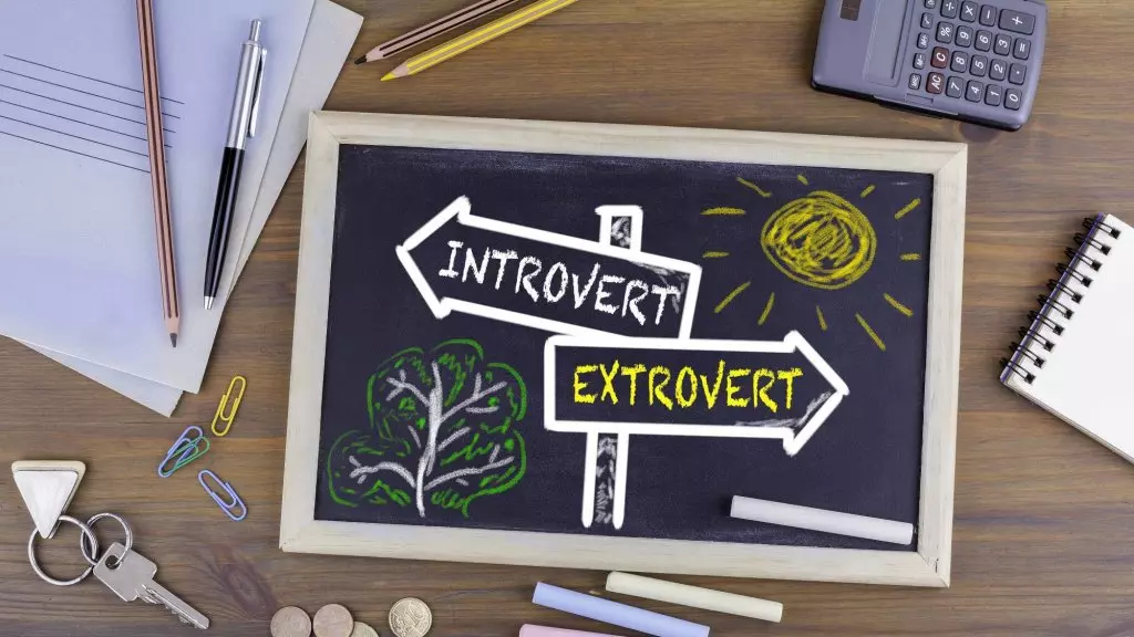 Extroverts: នេះគឺជាមេរៀននៃភាពជាអ្នកដឹកនាំដ៏ធំចំនួន 4 ពី 1 Successful Introvert