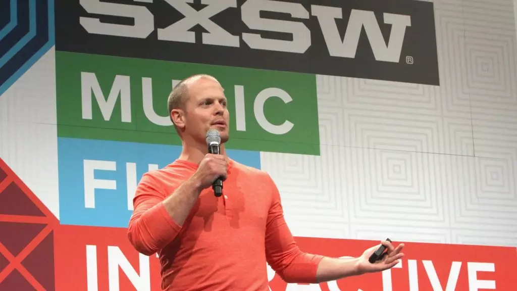 Tim Ferriss הייבט זיין מערסט כאַאָטיש מאָרנינגז מיט דעם 4-וואָרט מאַנטראַ