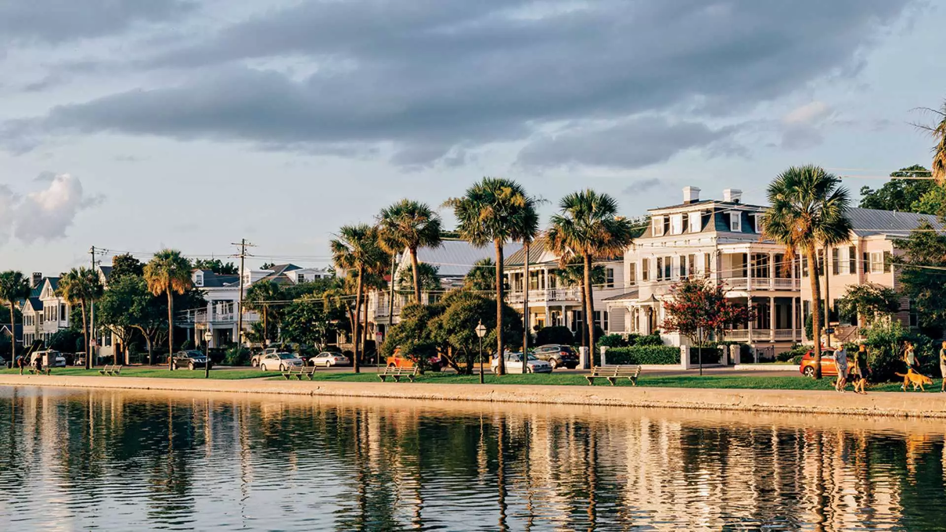 Med en allé ved sjøen og seriøs historisk sjarm, er Charleston, South Carolina, en gjestfrihetsjuggernaut. Den rangerer høyest av alle 50 Surge Cities i netto virksomhetsoppretting.