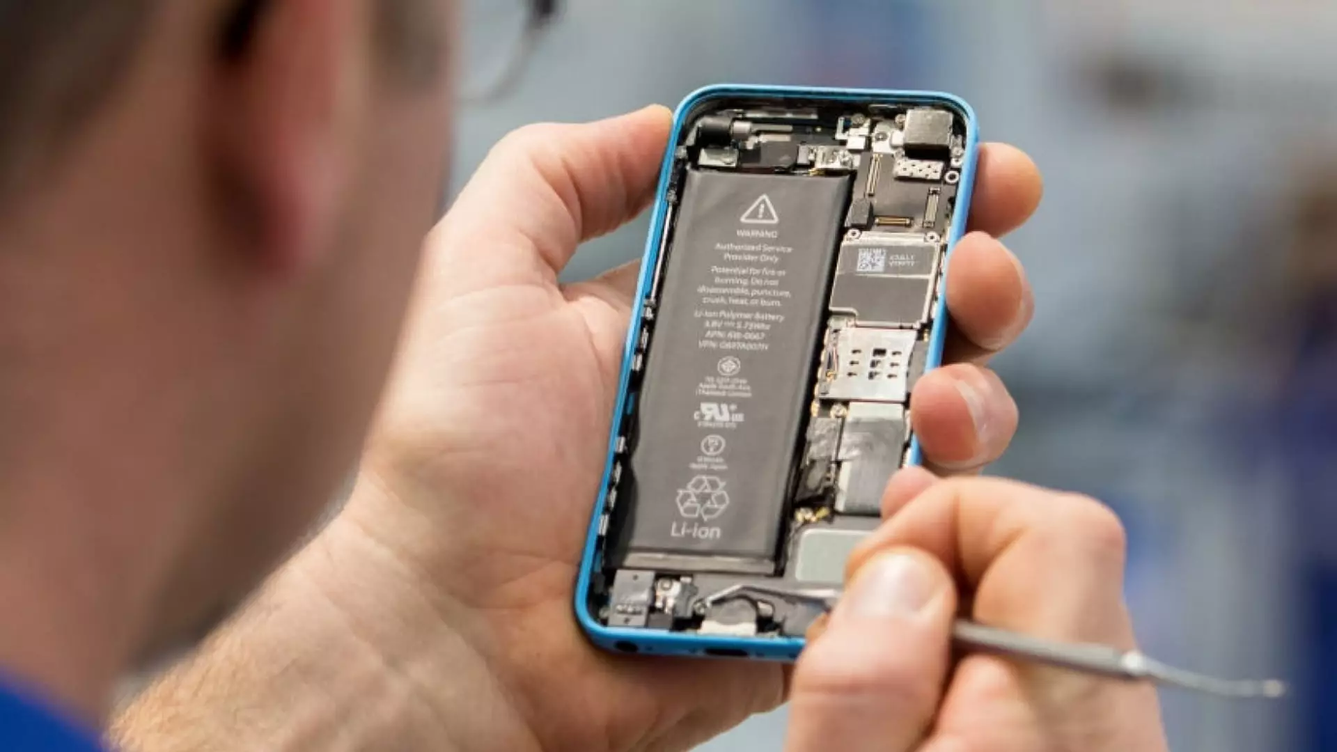 Reparaturwerkstätten möchten herausfinden, wie Sie Ihr iPhone reparieren können. Biden will sicherstellen, dass sie es können