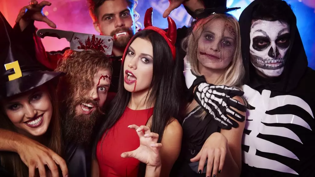 U ogolow maaskarada dharkaaga inay muujiso naftaada runta ah Halloweenkan