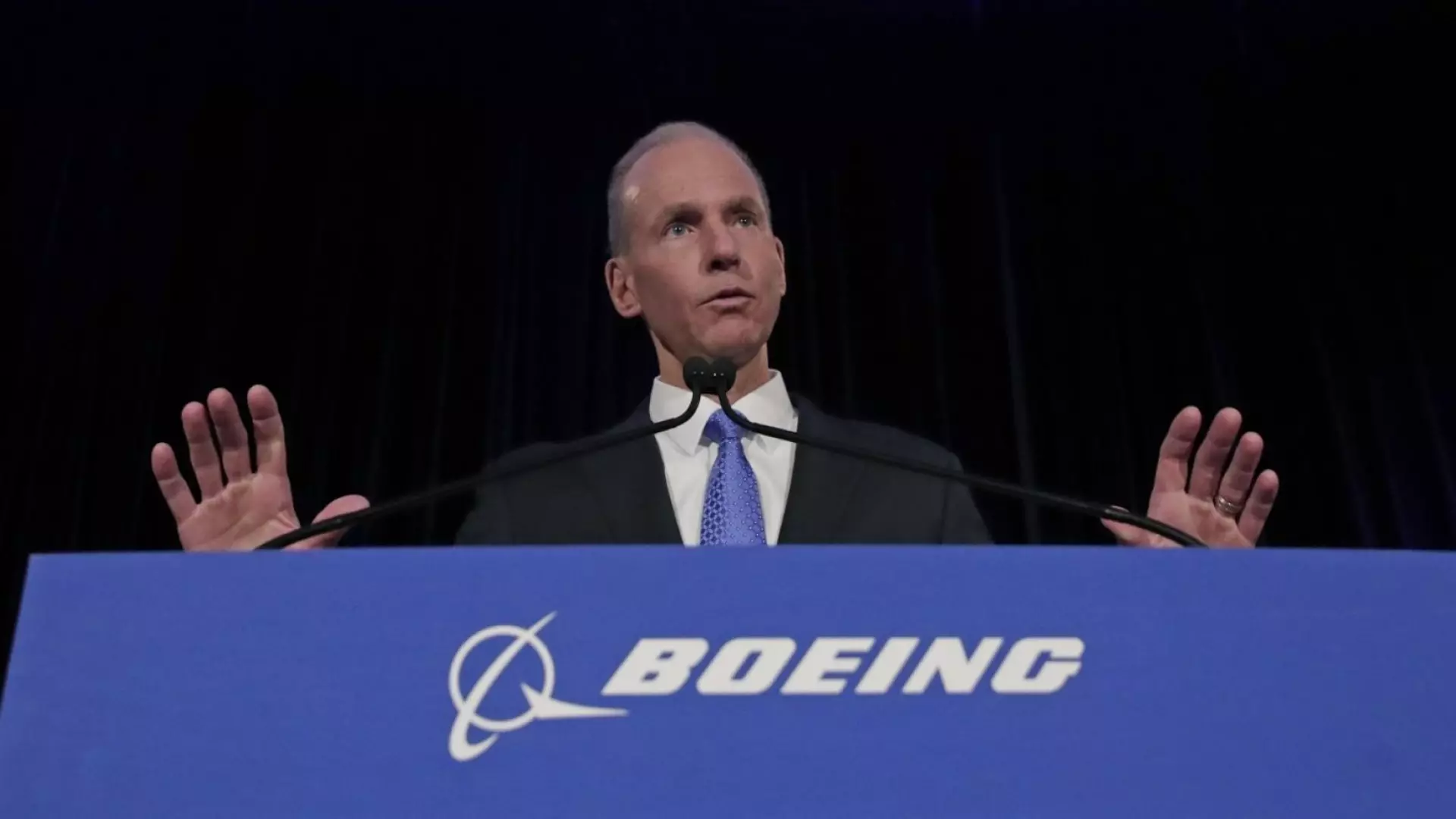 La ĉefoficisto de Boeing, Dennis Muilenburg, estas ekstere pro malsukceso enhavi la 737 Max Krizon