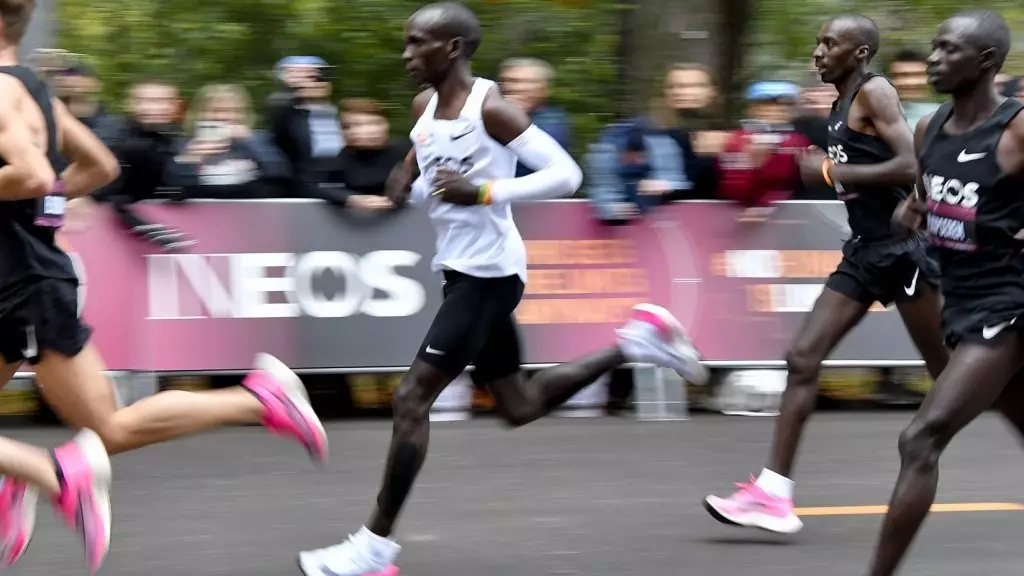 Inkweto za Nike Vaporfly Zifasha Eliud Kipchoge Gukora Marato Munsi Yamasaha 2. Bakwiye guhagarikwa?