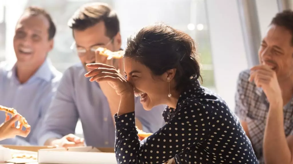 6 enkle måter positive mennesker gir mer mening, lykke og suksess til arbeidet