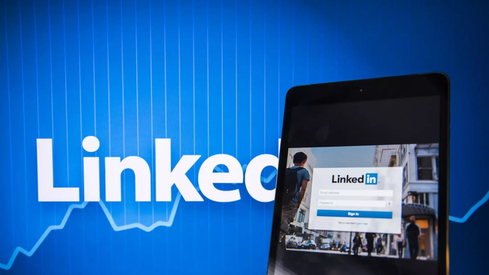 3 Manieroj Fari Vian LinkedIn Profilon Elstari al Rekrutantoj