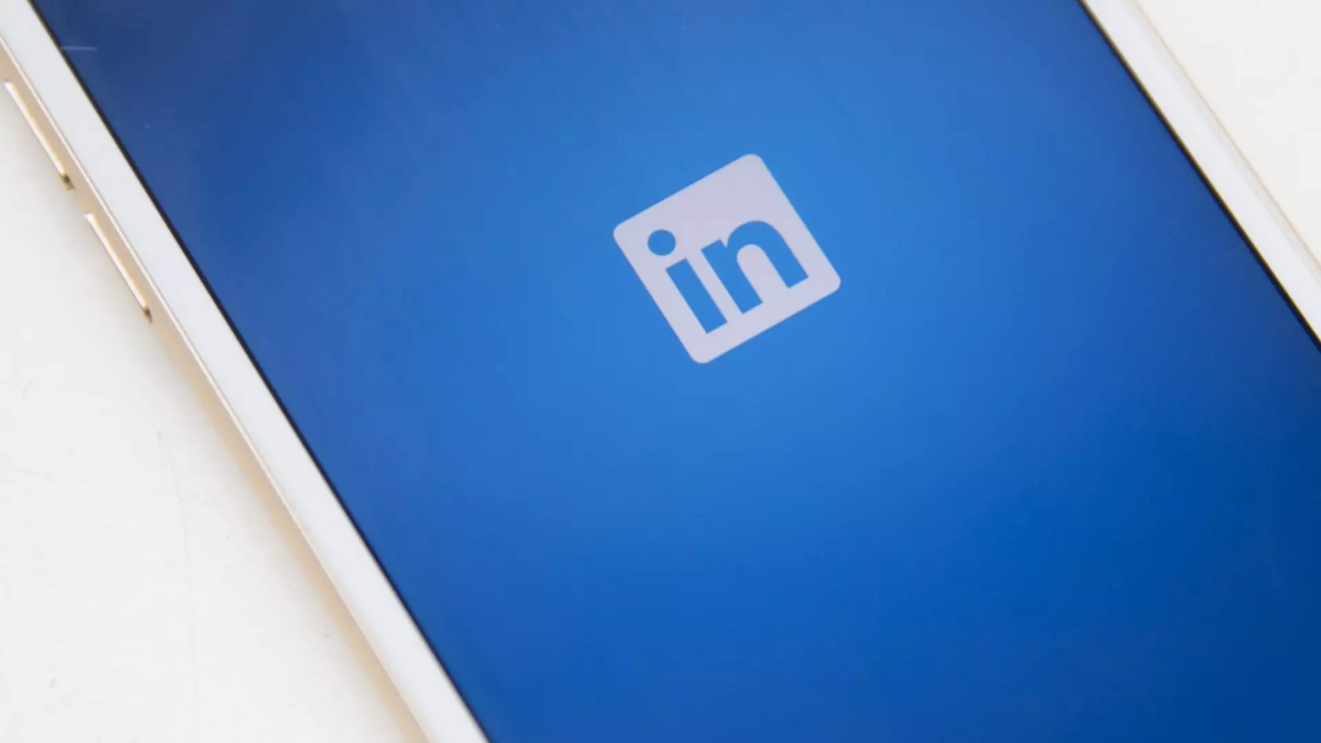 LinkedIn پر کسی ایسے شخص سے جڑتے وقت جن کو آپ نہیں جانتے فالو کرنے کے 4 بہترین طریقے