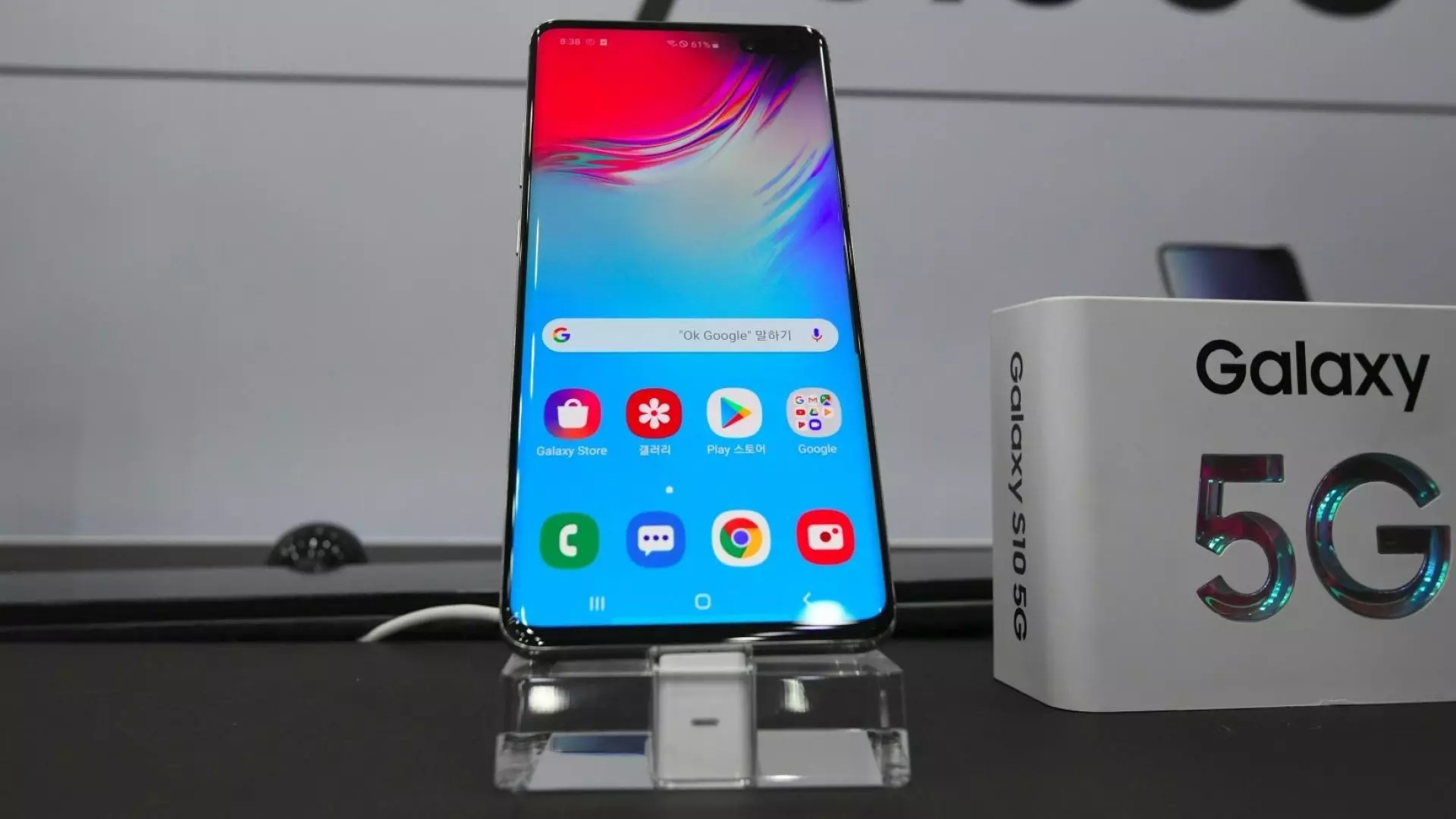 I-Samsung Galaxy S10 5G ngumzekelo ogqibeleleyo wesizathu sokuba ungathengi i-5G yefowuni okwangoku.