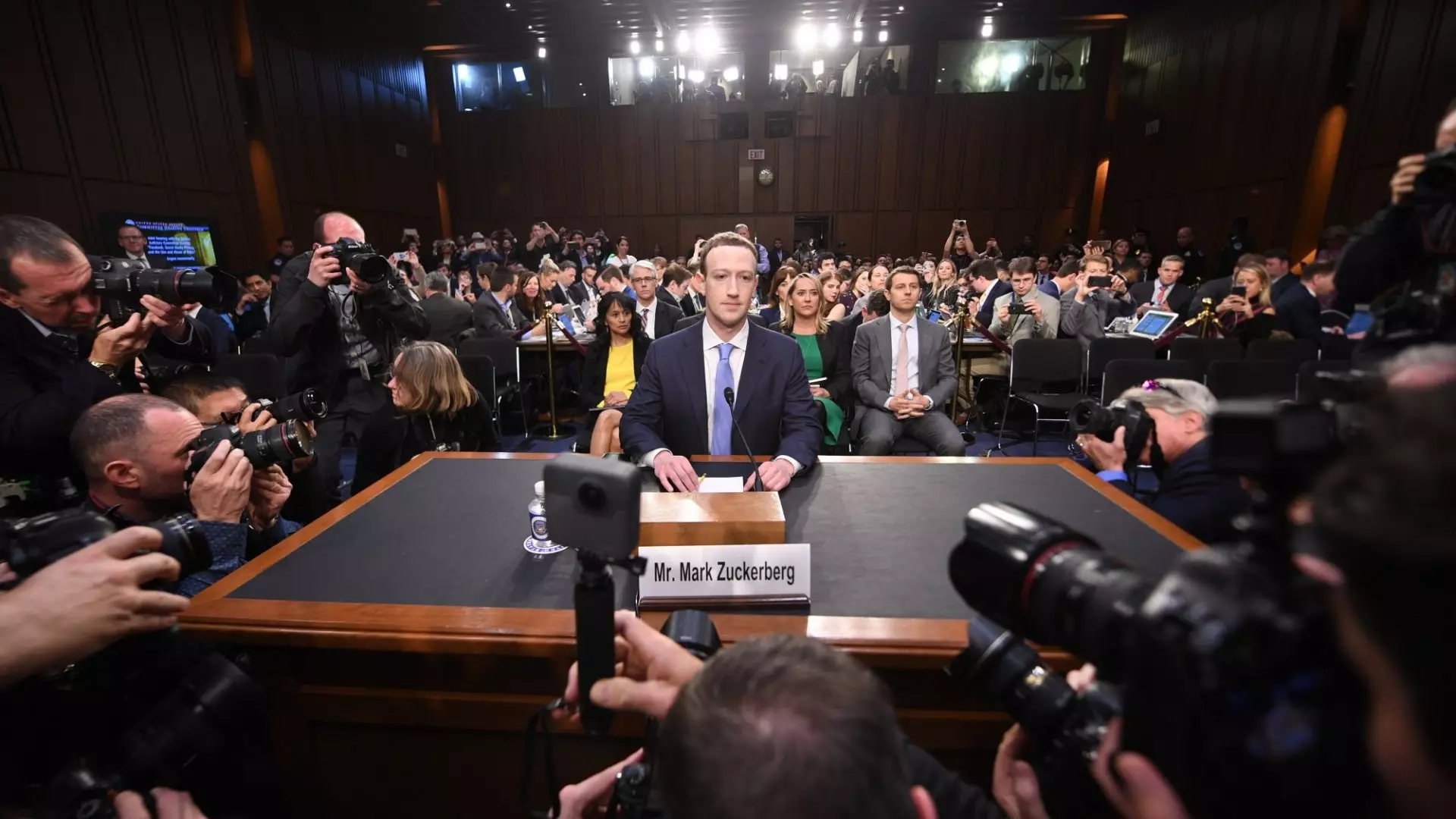 फेसबुकची सर्वात मोठी समस्या फेक न्यूज किंवा प्रायव्हसी का नाही. तो मार्क झुकरबर्ग आहे