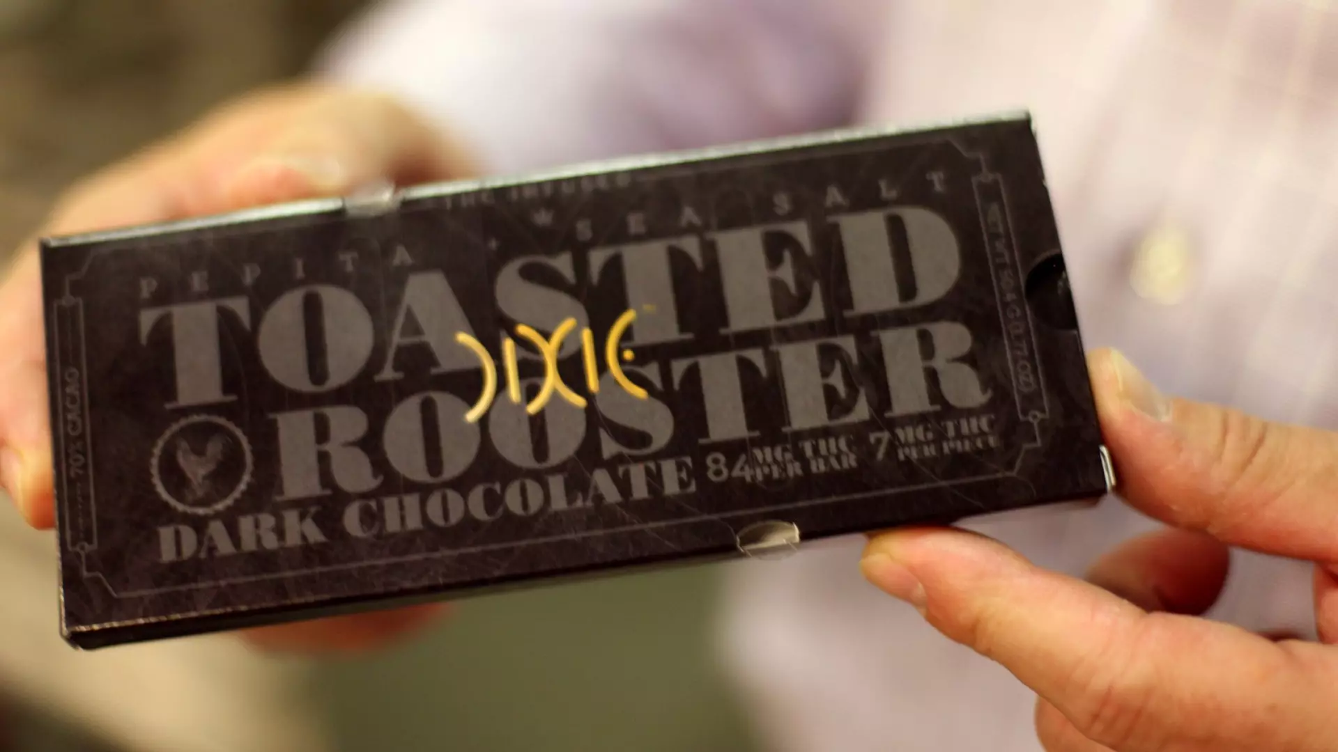 Toasted Rooster деп аталган Dixie Elixirsтин эң жаңы продуктусу 84 мг THC майы бар шоколад батинкасы.