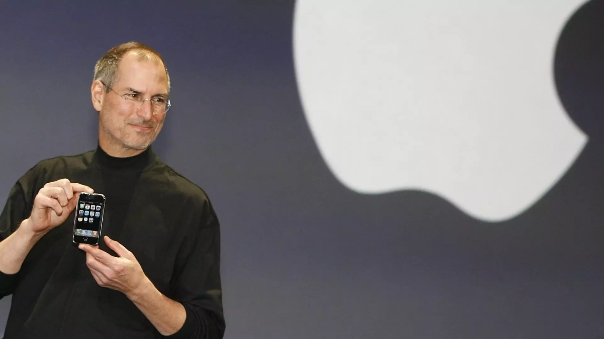 Steve Jobs presenta el primer iPhone a la Macworld Conference el gener de 2007.