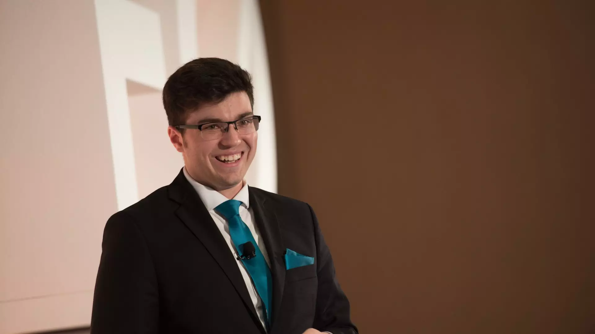 André Bertram ले उद्यमी संगठनको 2018 ग्लोबल विद्यार्थी उद्यमशीलता पुरस्कार प्रतियोगितामा विश्वव्यापी फाइनलमा क्यानाडाको प्रतिनिधित्व गरे।