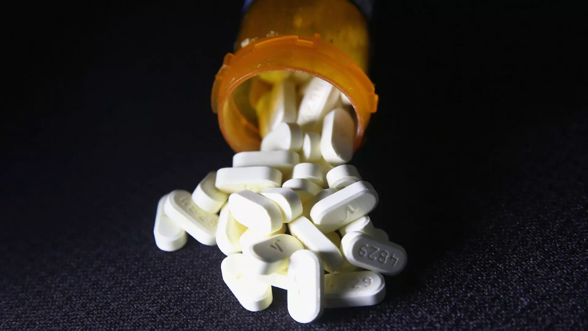 Sut Mae Google, Twitter ac Instagram yn Mynd i Lawr ar Werthiant Opioid