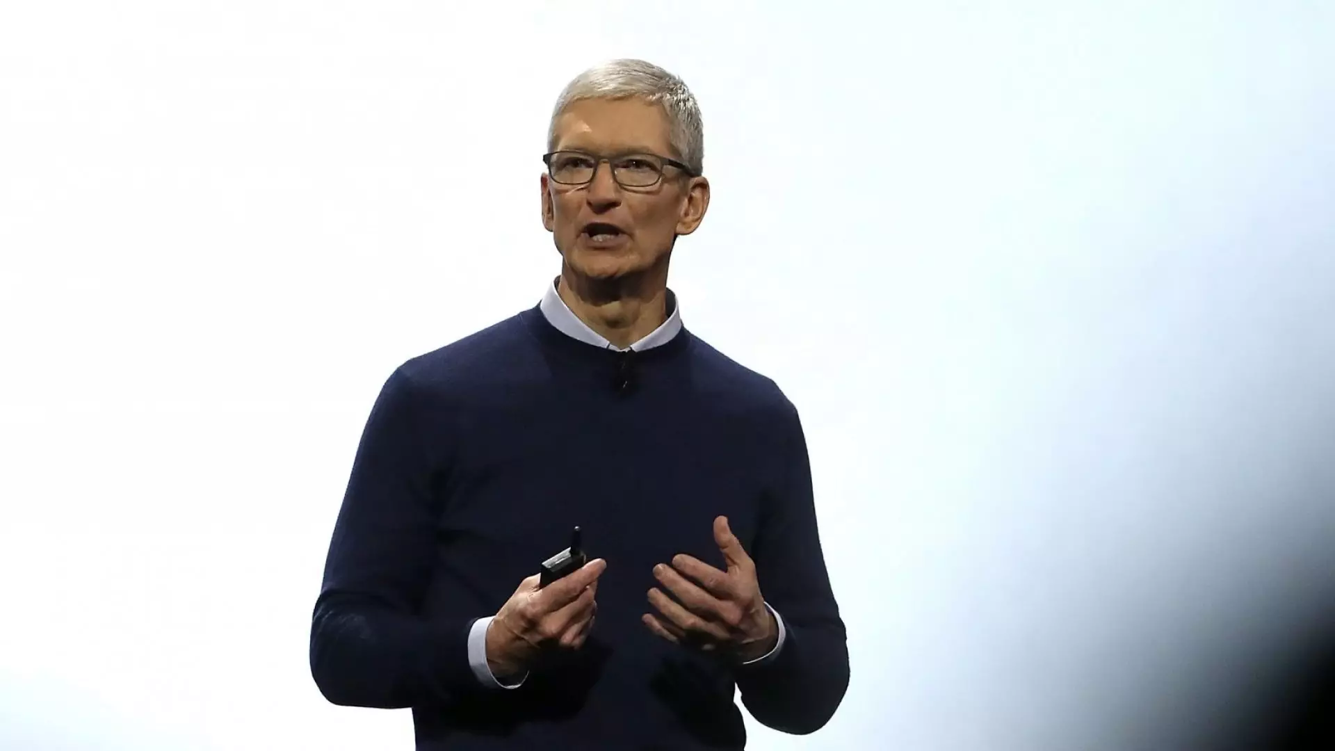 Tim Cook an'ny Apple dia mikendry ny olana manokana amin'ny Facebook