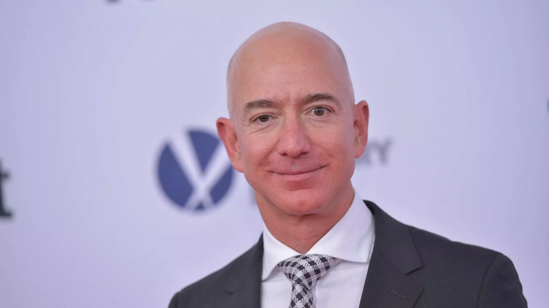 Jeff Bezos အမှန်တကယ်ဆိုလိုသည်မှာ Super Bowl Commercial တွင် ထူးဆန်းသည့်အရာ