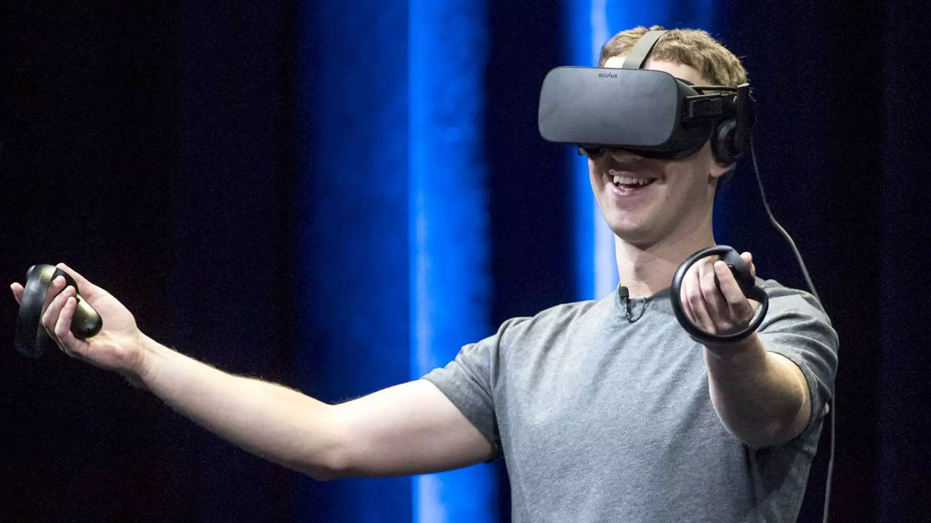 Marks Cukerbergs, Facebook Inc. izpilddirektors un dibinātājs, demonstrē Oculus Rift virtuālās realitātes austiņas un Oculus Touch kontrolierus.