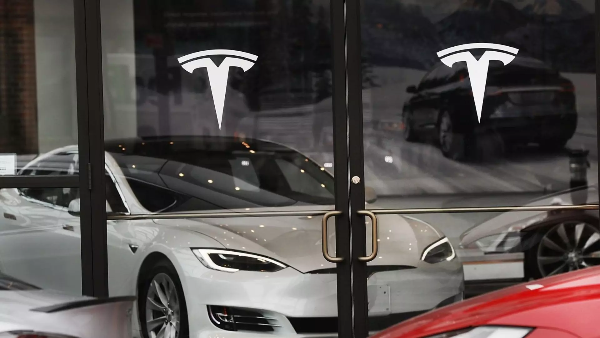 Tesla waxa uu qorshaynayaa in uu furo goobo tafaariiqeed oo badan ka hor bilowga Model 3