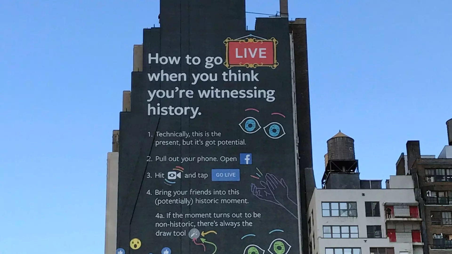 Facebook Live Affichen op der Säit vun engem Gebai bei New York Penn Station. Vun Affichen op Fernseh Annoncen bis endlos Notifikatiounen, Facebook fördert rosen hir Live Video Feature wéi et probéiert méi Benotzer ze kréien fir esou Videoen ze schéissen an ze kucken.