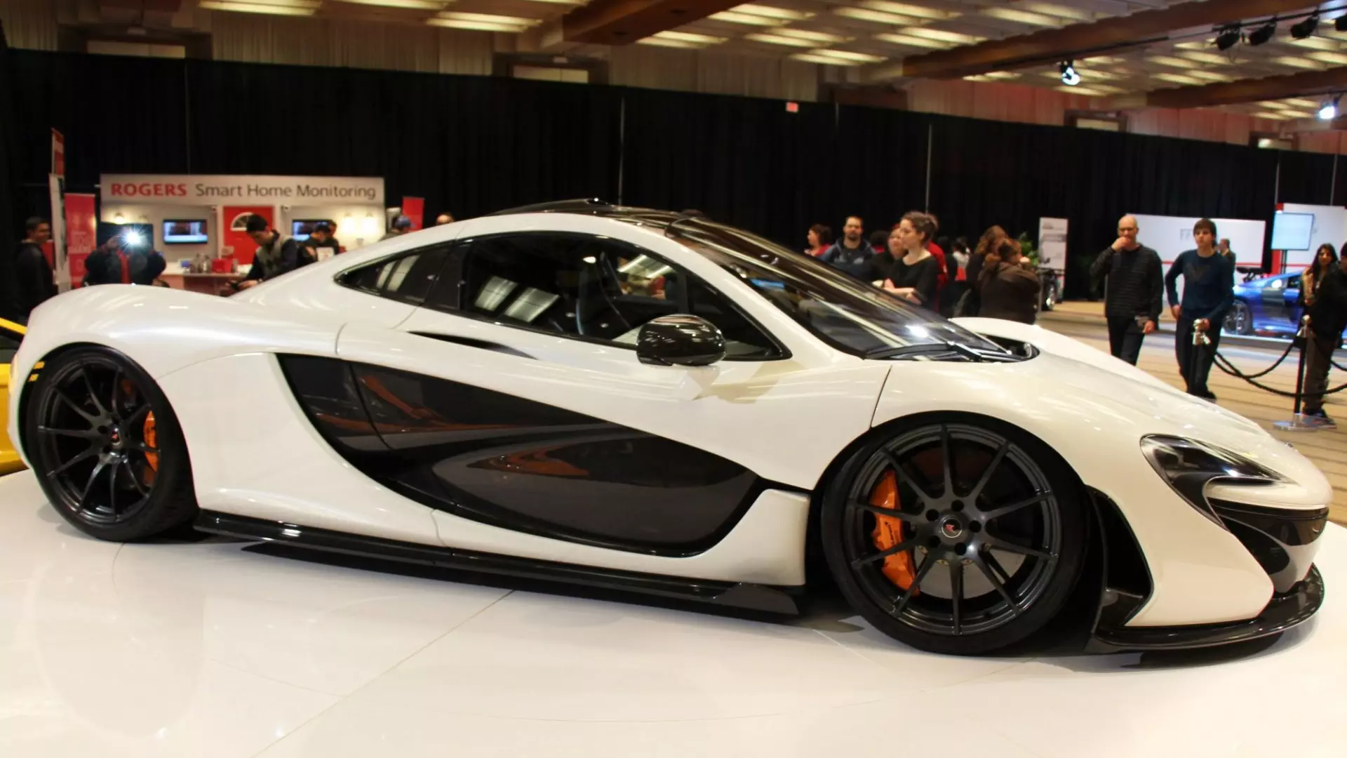 Ang Apple sa Pakigpulong sa Pagpalit sa British Carmaker nga McLaren