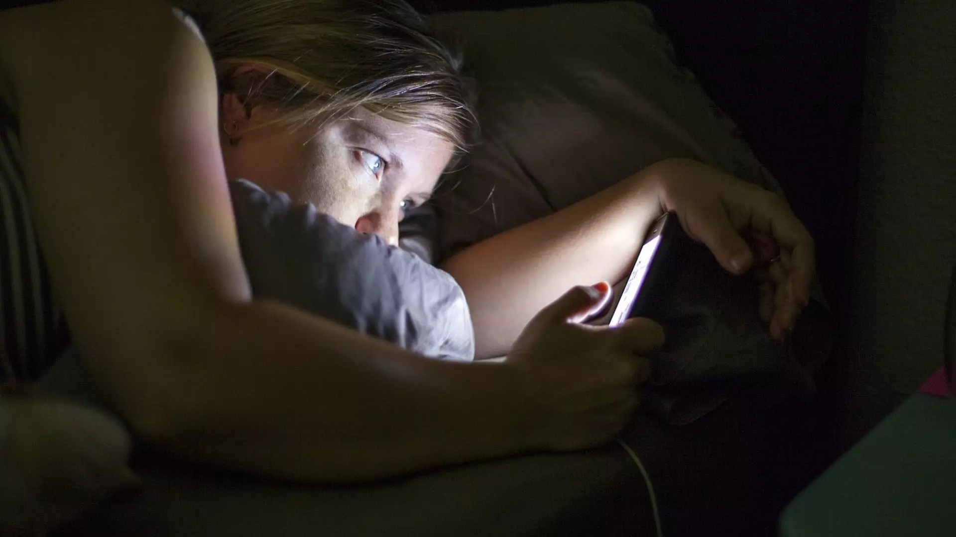 Guardare il telefono prima di andare a letto ti distruggerà il sonno, a meno che tu non lo faccia