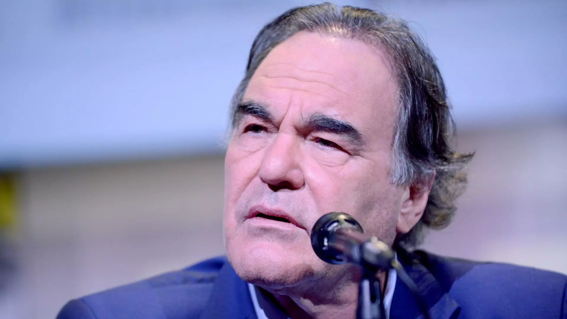 Hjir is wêrom Oliver Stone seit dat jo jo smartphone moatte útsette - permanint