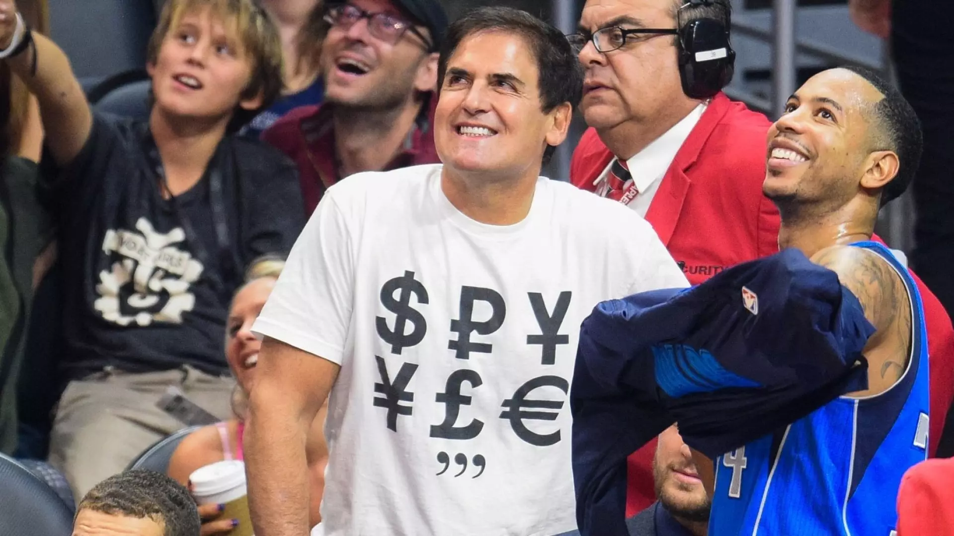 Mark Cuban poartă un tricou cu trei virgule, care face parte din colecția sa Amazon Exclusives