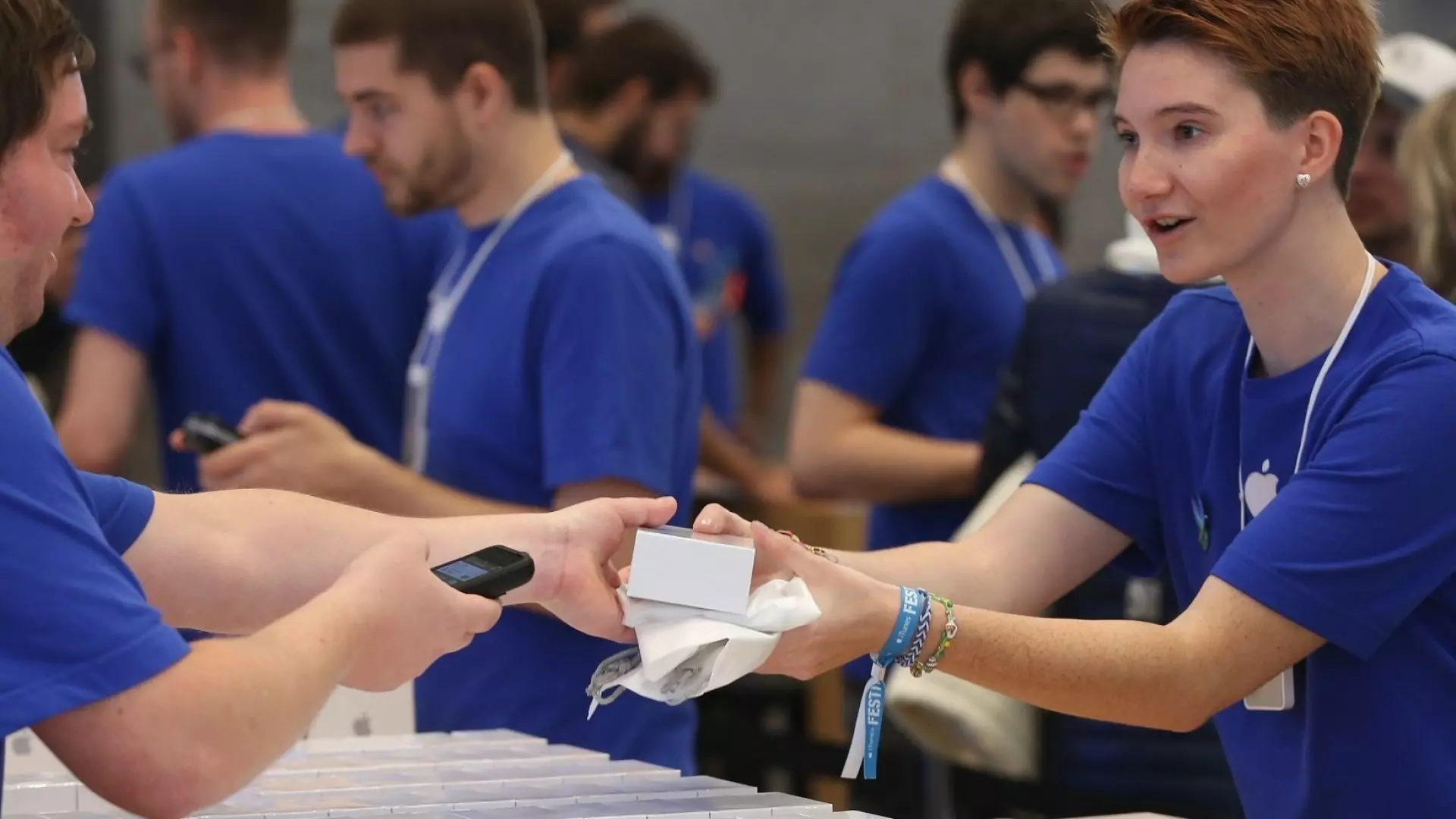 “Apple” dükanynda işlemegiň 11 geň tarapy