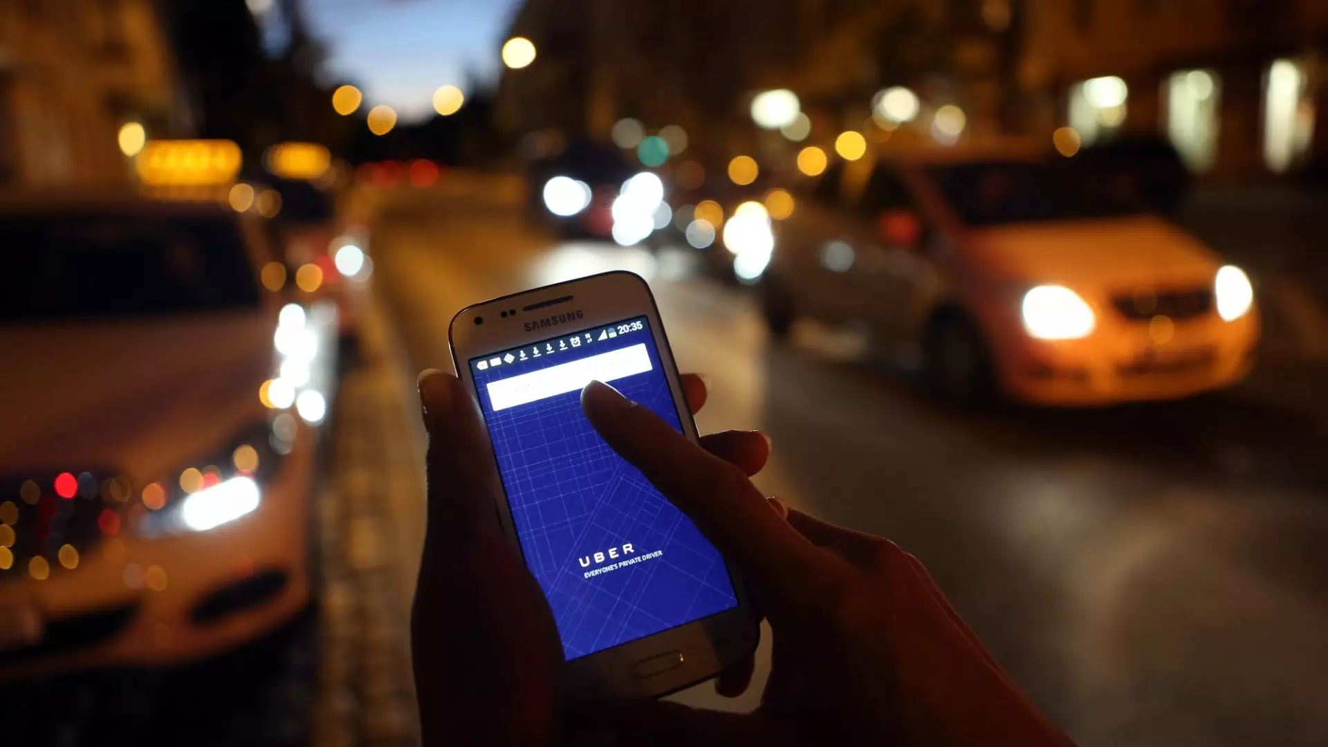 En aquesta il·lustració fotogràfica, una dona utilitza l'aplicació Uber en un telèfon intel·ligent de Samsung el 2 de setembre de 2014 a Berlín, Alemanya.