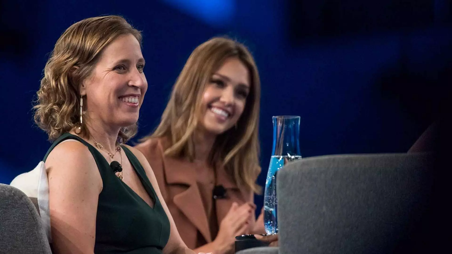 Susan Wojcicki, directora executiva de YouTube Inc., saíron, e a actriz Jessica Alba, cofundadora de The Honest Co., na DreamForce Conference en San Francisco, California