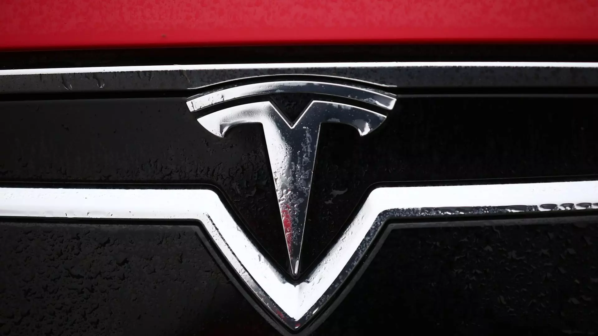 Η Tesla σπάει την κλίμακα αξιολόγησης των αναφορών καταναλωτή