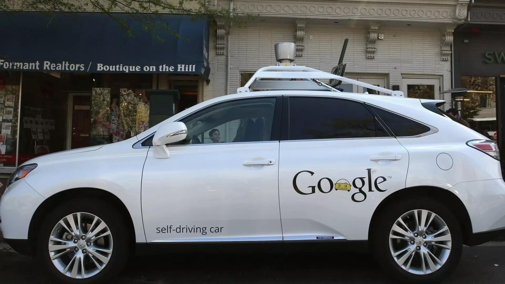 Mobil Nyopir Mandhiri Google Melu ing Kacilakan Cedera Pisanan
