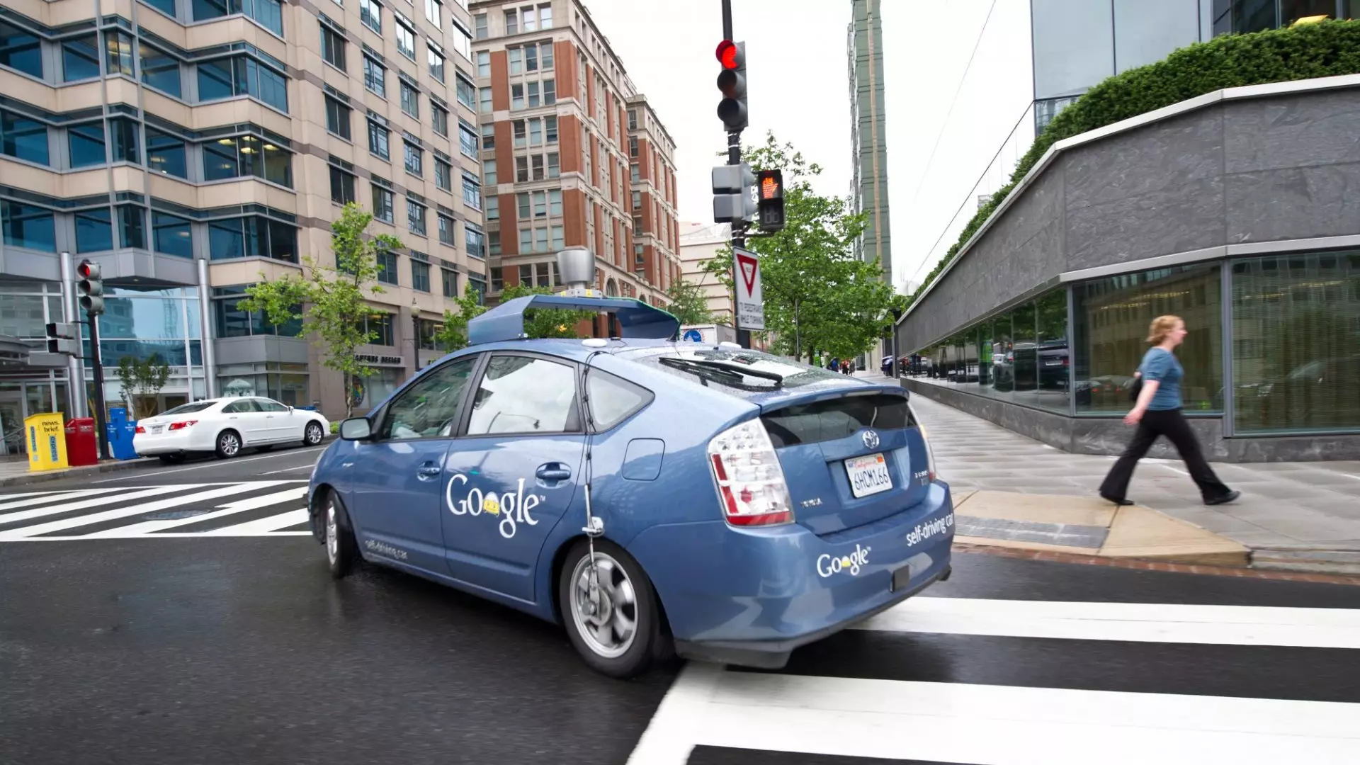 E Google selbstfahrenden Auto mécht e rietsen Tour op enger Washington, DC Strooss.