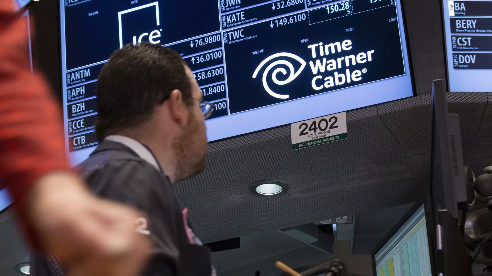 2015 m. balandžio 20 d. prekybininkai dirba „Time Warner Cable“ akcijomis Niujorko biržoje.