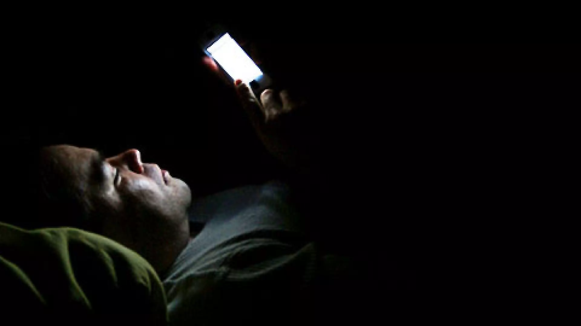 Jak przestać spać ze smartfonem