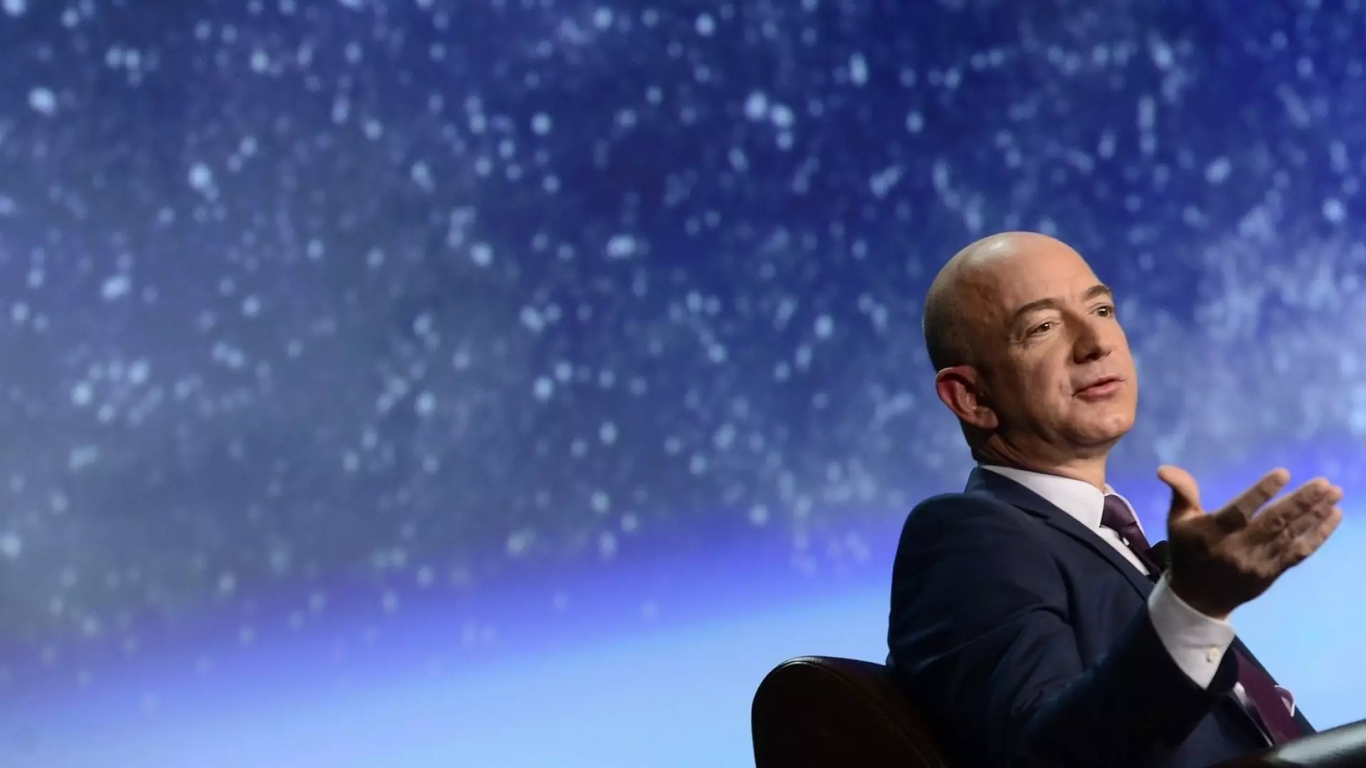 Jeff Bezos' motto er en latinsk setning med to ord som perfekt fanger hans tilnærming til suksess