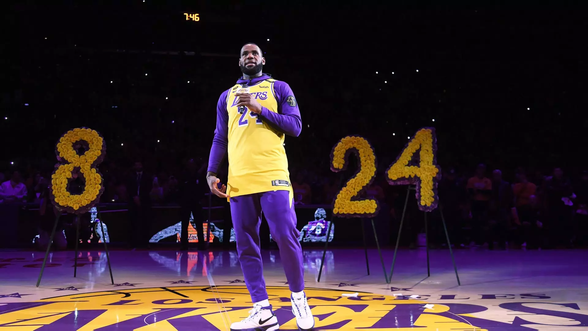 Ka la 31 Pherekhong 2020, LeBron James o bua nakong ea mokete oa pele oa papali ea Los Angeles Lakers ho tlotla Kobe Bryant.