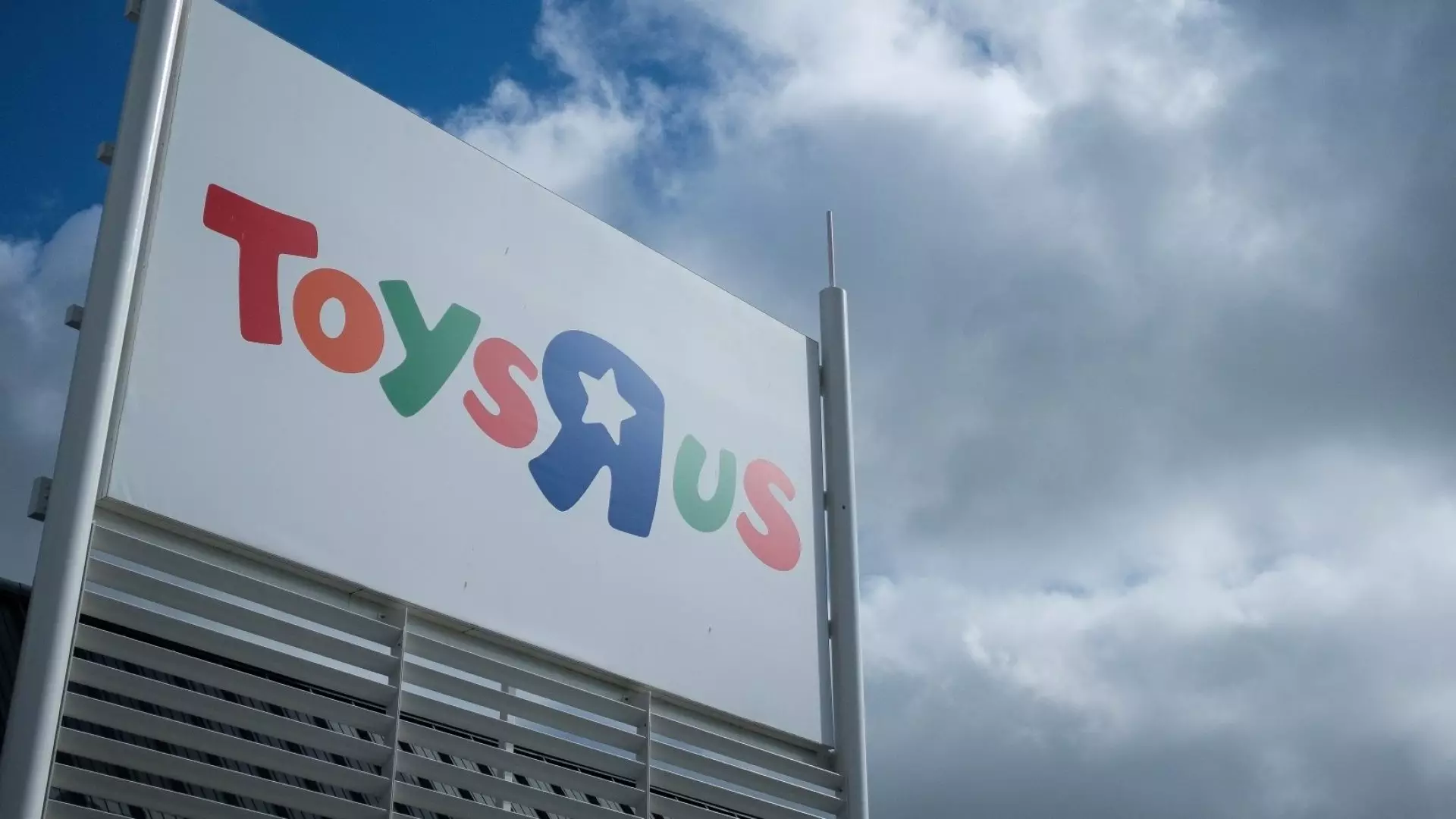 Target בדיוק פרסמה הודעה מדהימה על Toys R Us שתשמח מאוד את מעריציו. (אבל הו, האירוניה!)