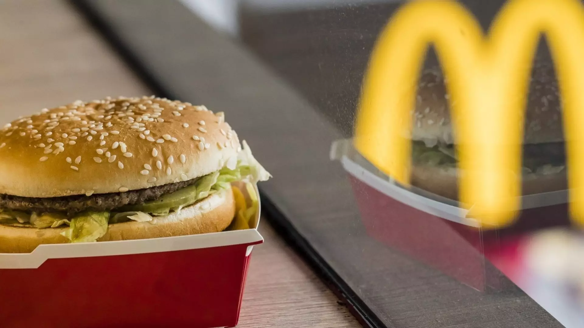 McDonald's започна да предлага новаторски бонус за нови служители. Или е гений, или тотална катастрофа