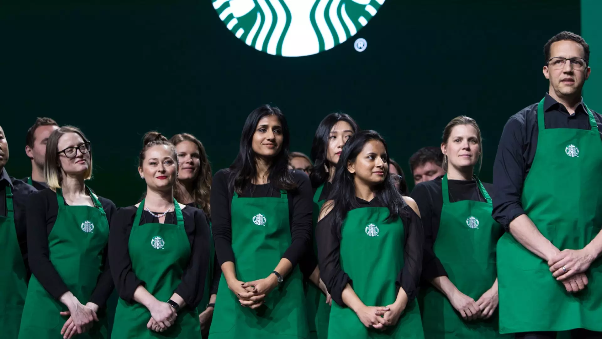 Starbucks фикр мекунад, ки роҳбарияти бузург он қадар муҳим аст, ки он 12,000 роҳбарон ва пешвоёни мағозаҳоро ба ҳам меорад