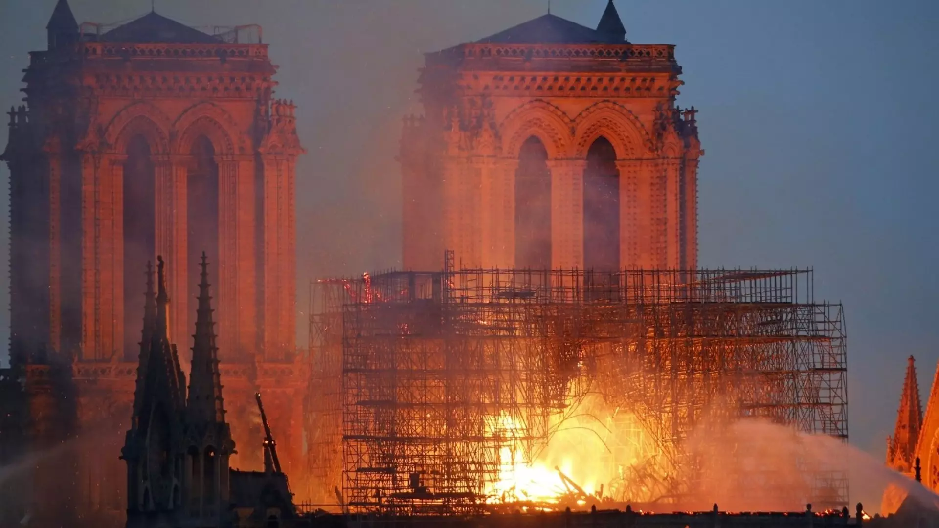 “Notre-Dame” -iň içinden dörän ot ýürekgysgynçdy. Gaty erbet bolup bilerdi