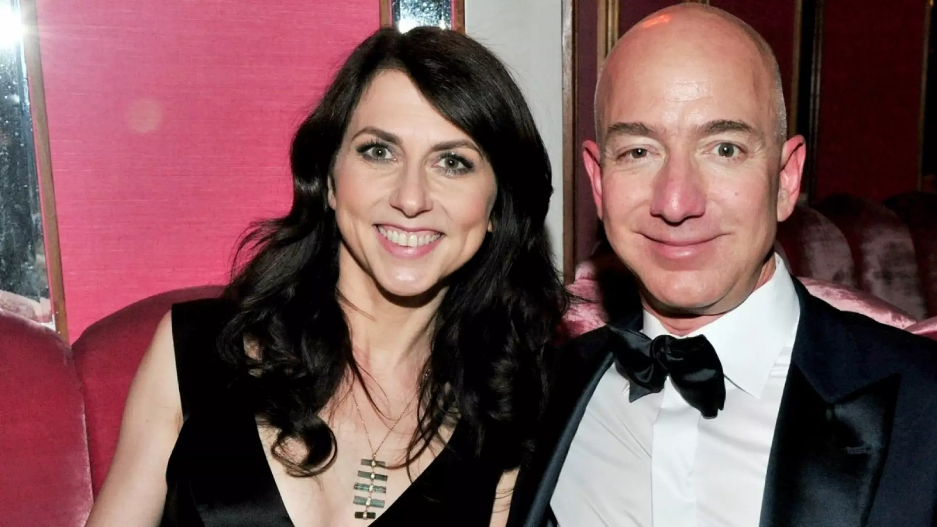 Jeff ndi MacKenzie Bezos Aliyense Analemba Ndendende Mawu 93 Okhudza Kutha Kwawo. Nayi Chiphunzitso Chodabwitsa Chokhudza Chifukwa Chake Anachitira Izi