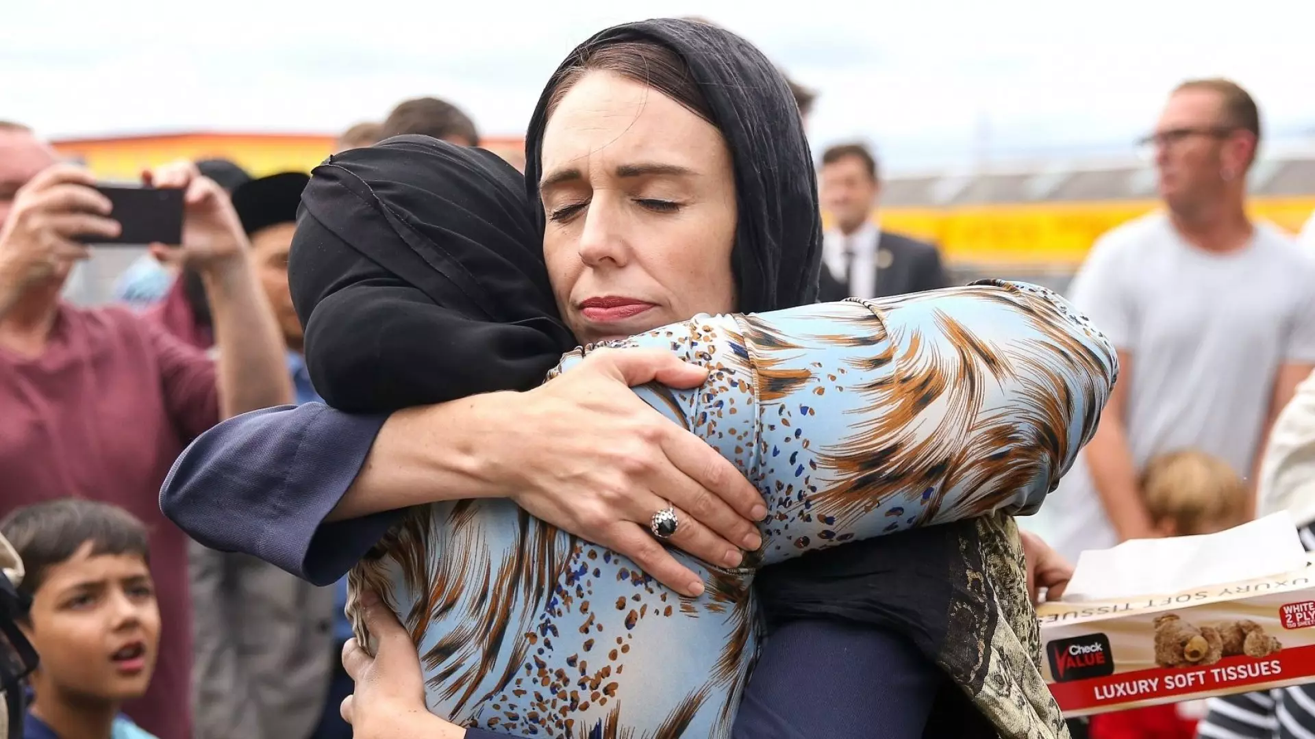 Η πρωθυπουργός της Νέας Ζηλανδίας Τζασίντα Άρντερν επισκέπτεται μέλη ενός από τα τζαμιά όπου σημειώθηκαν πυροβολισμοί.