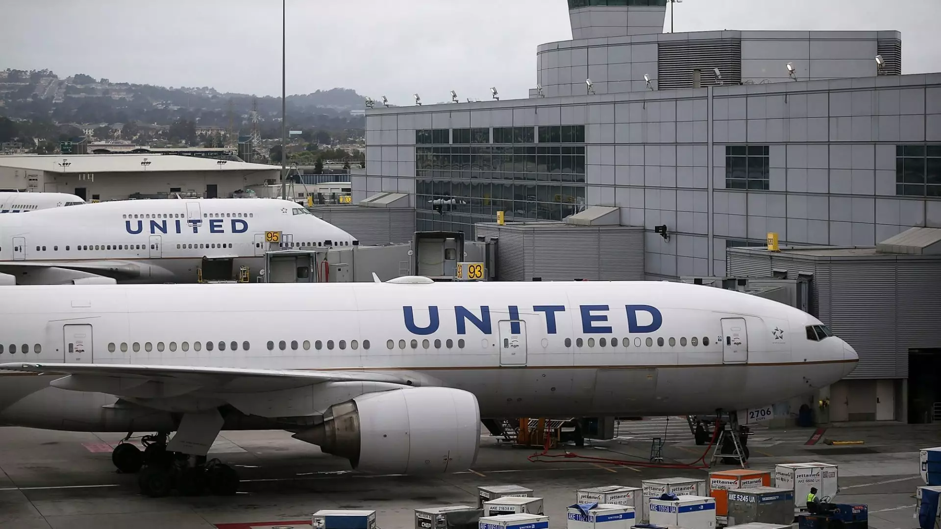 Kamfanin Jiragen Sama na United Airlines ya ce yana yin wani abu da ba za a manta da shi ba ga dukkan ma'aikatan jirgin na United 25,000. Amma Fasinja Za Su So Sakamakon?